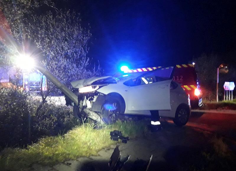 Una mujer herida tras salirse de la vía el coche e impactar contra una ... Una mujer herida tras salirse de la vía el coche e impactar contra una ...